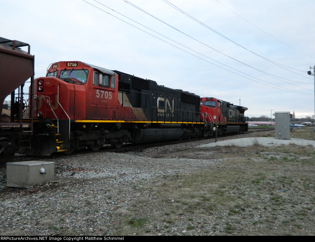 Shoving Back Into The CN/IC Yard